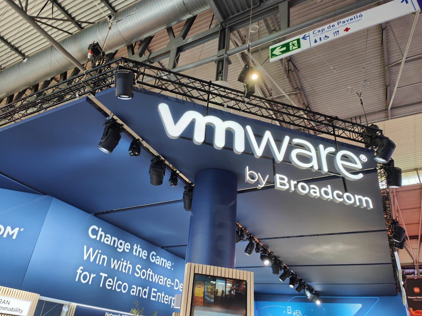 Broadcom zet voorkeursbehandeling voor grootste VMware-klanten extra in ...