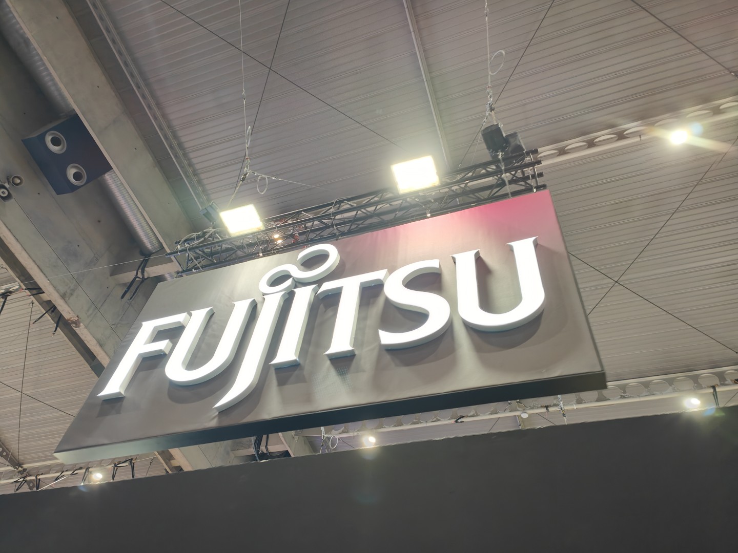 Fujitsu lanceert AI-tool voor automatische meertalige presentaties ...